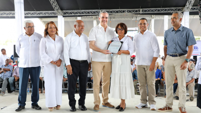 Vicepresidenta asiste a inauguración cuarta planta de fabricación dispositivos médicos Fresenius ...