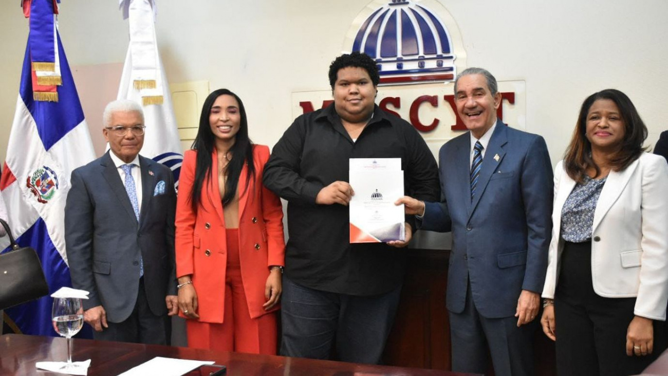 MESCYT entrega sus certificados de beca a 418 alumnos que cursarán ...