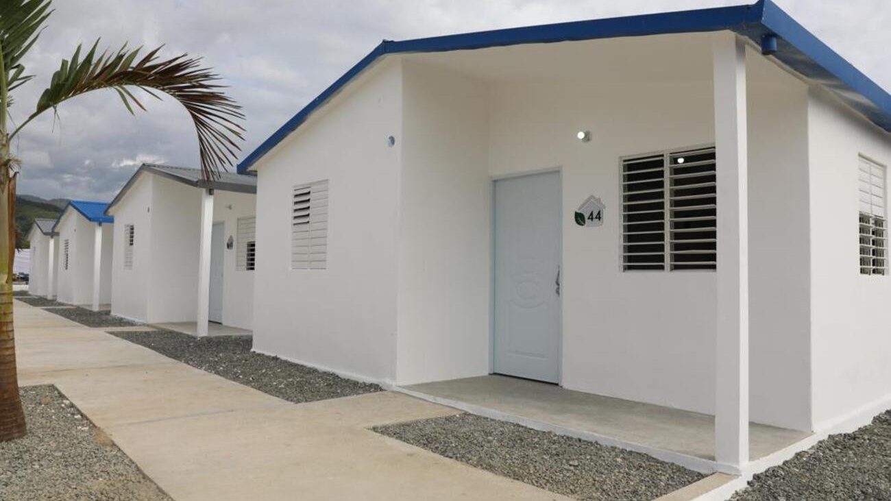 Presidente Abinader entrega 100 ecoviviendas totalmente amuebladas en ...