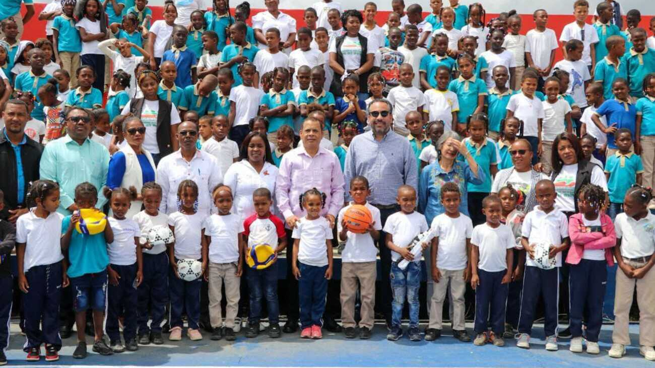 Instituto Nacional de Educación Física entrega 16 canchas remozadas y ...